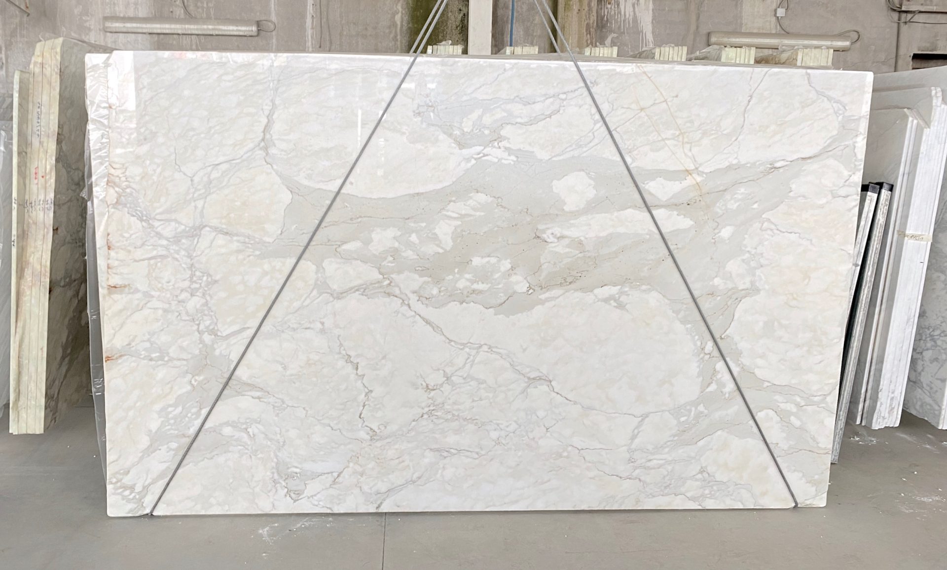 Calacatta Cremo Gold - Block 590 - Mega Marble